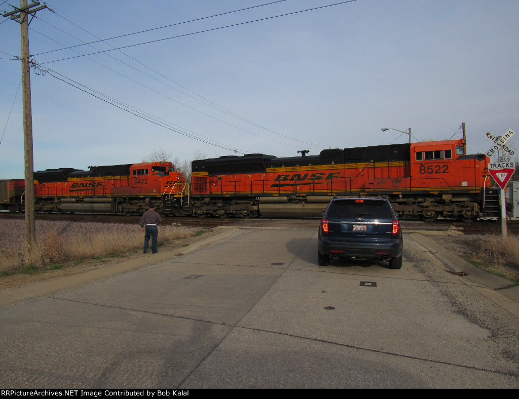 BNSF 8522 8472 Backing Train North